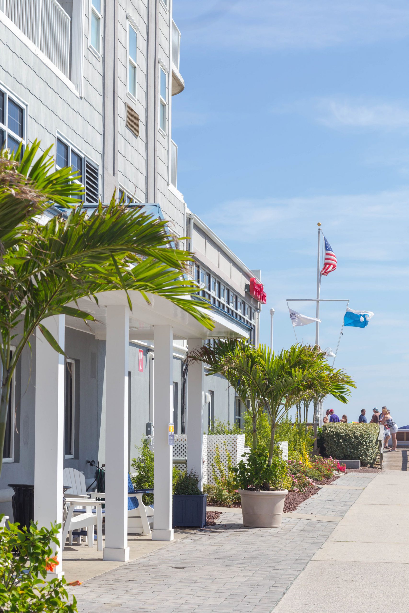 1 - Commander Hotel & Suites