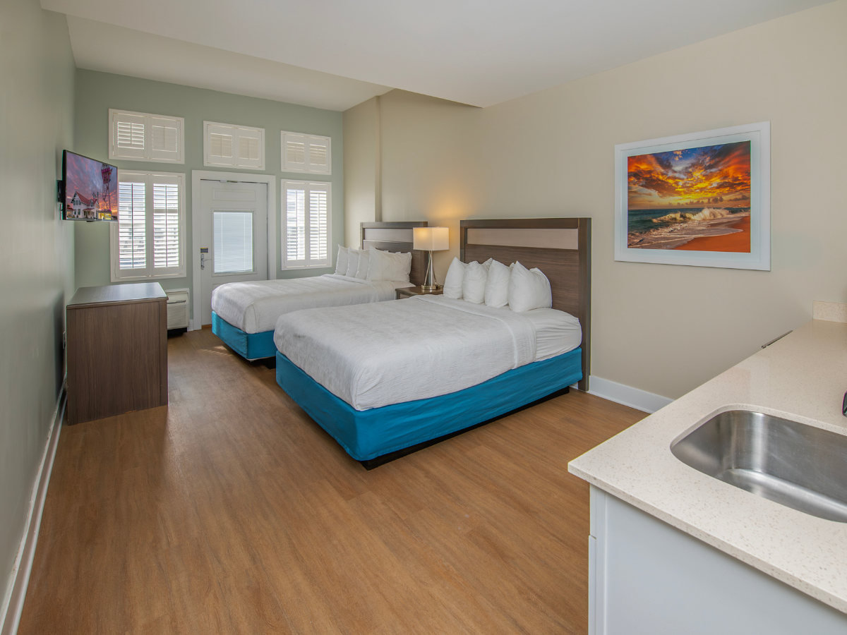 Terrace Level Walk Out Suite - Commander Hotel & Suites