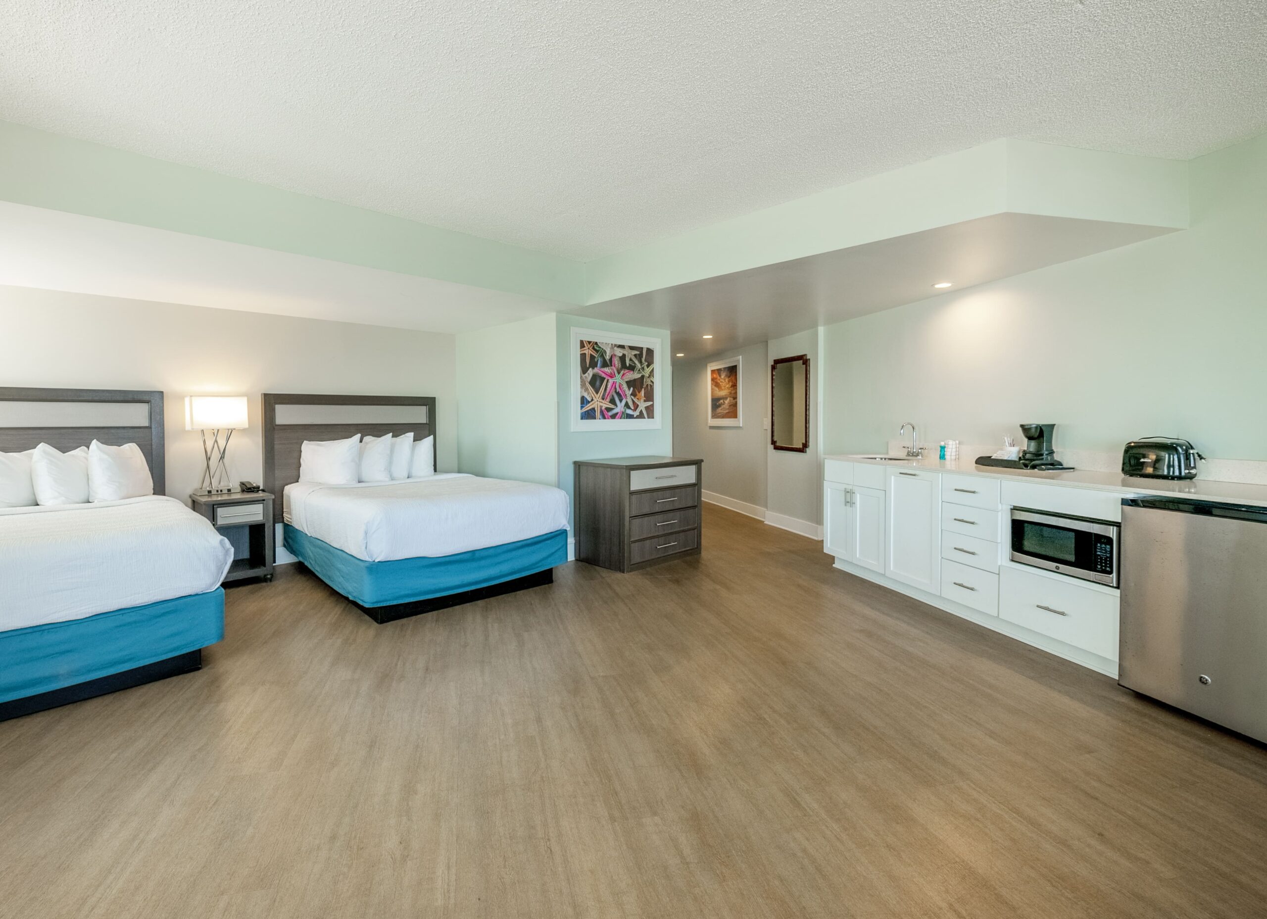 Oceanfront Corner Suite - Commander Hotel & Suites